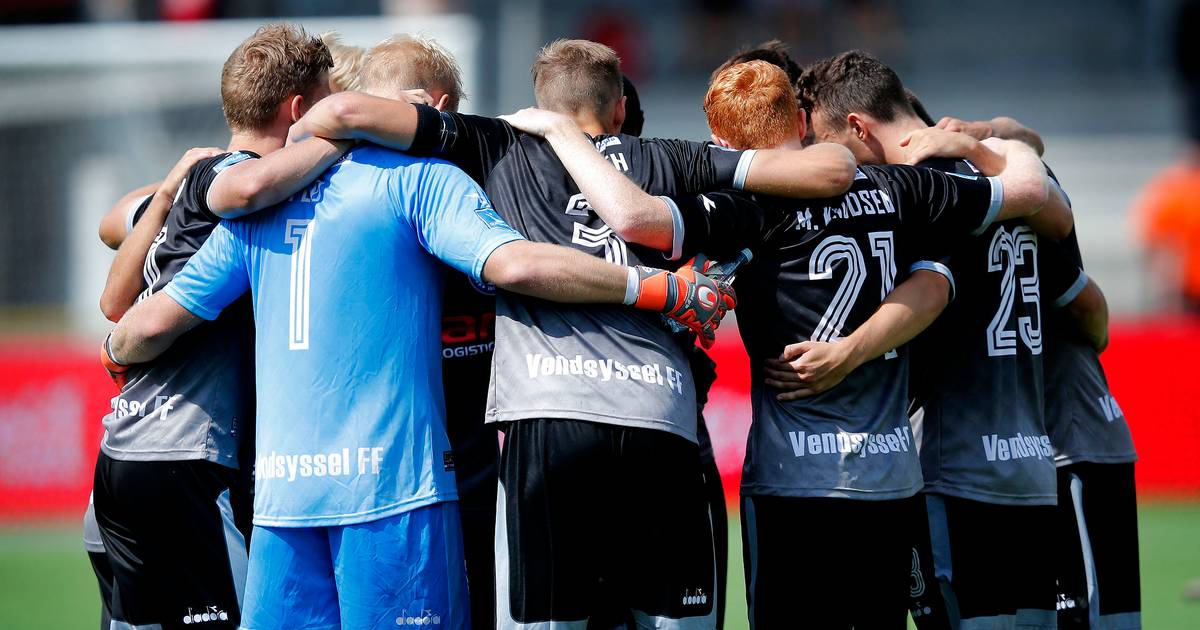 Dramatisk afbrydelse af fodboldkamp: Spiller kollapset på banen og kørt ...