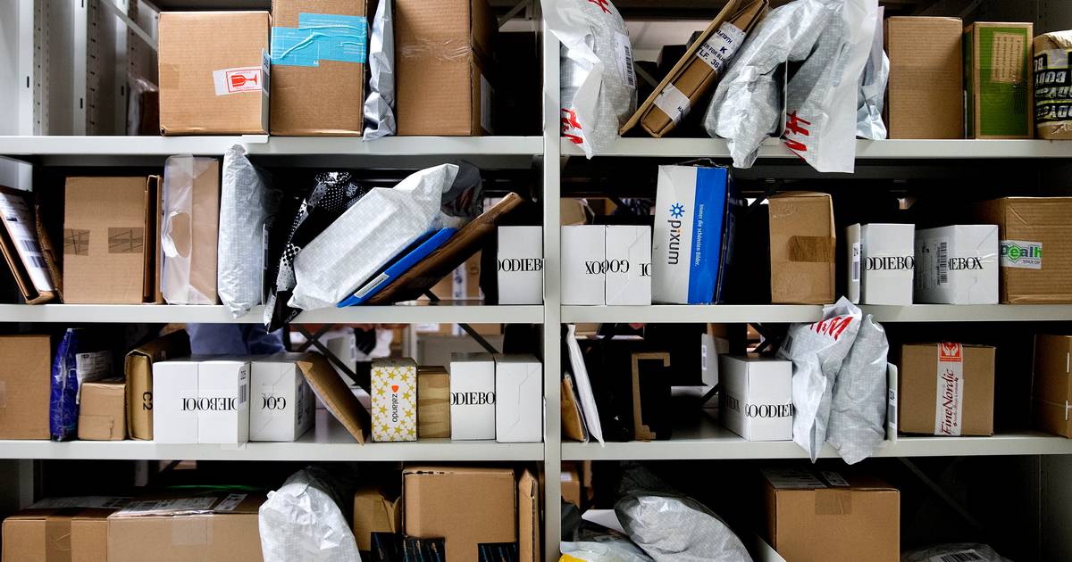 Butikker »drukner« i rekordmange pakker: Travlheden fortsætter lidt ...