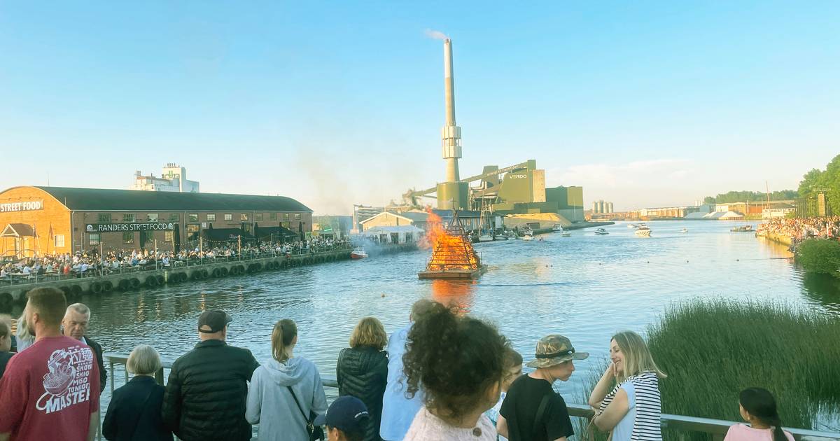 Sankt Hans Bål med masser af mennesker - Din Avis