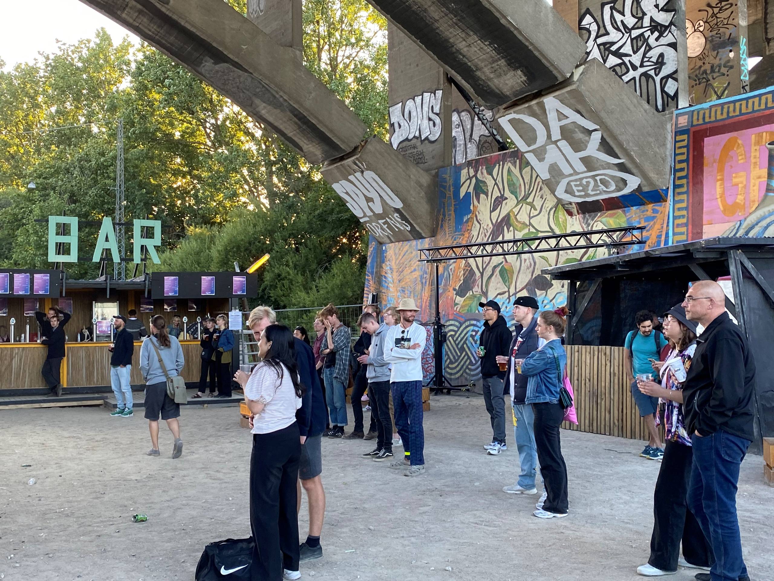 Bygget af gammelt fortov og brugte spær: Byen får nyt spillested - Din Avis