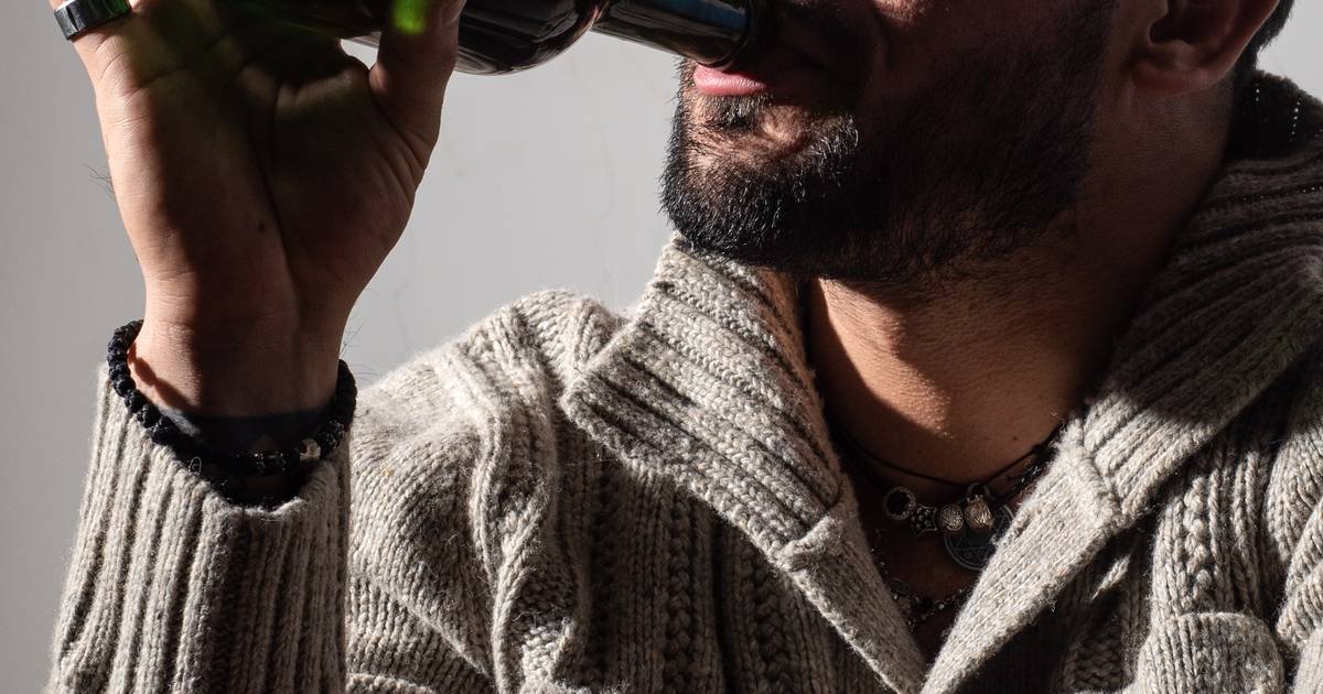 Drikker en flaske vodka og sætter sig bag rattet - Din Avis