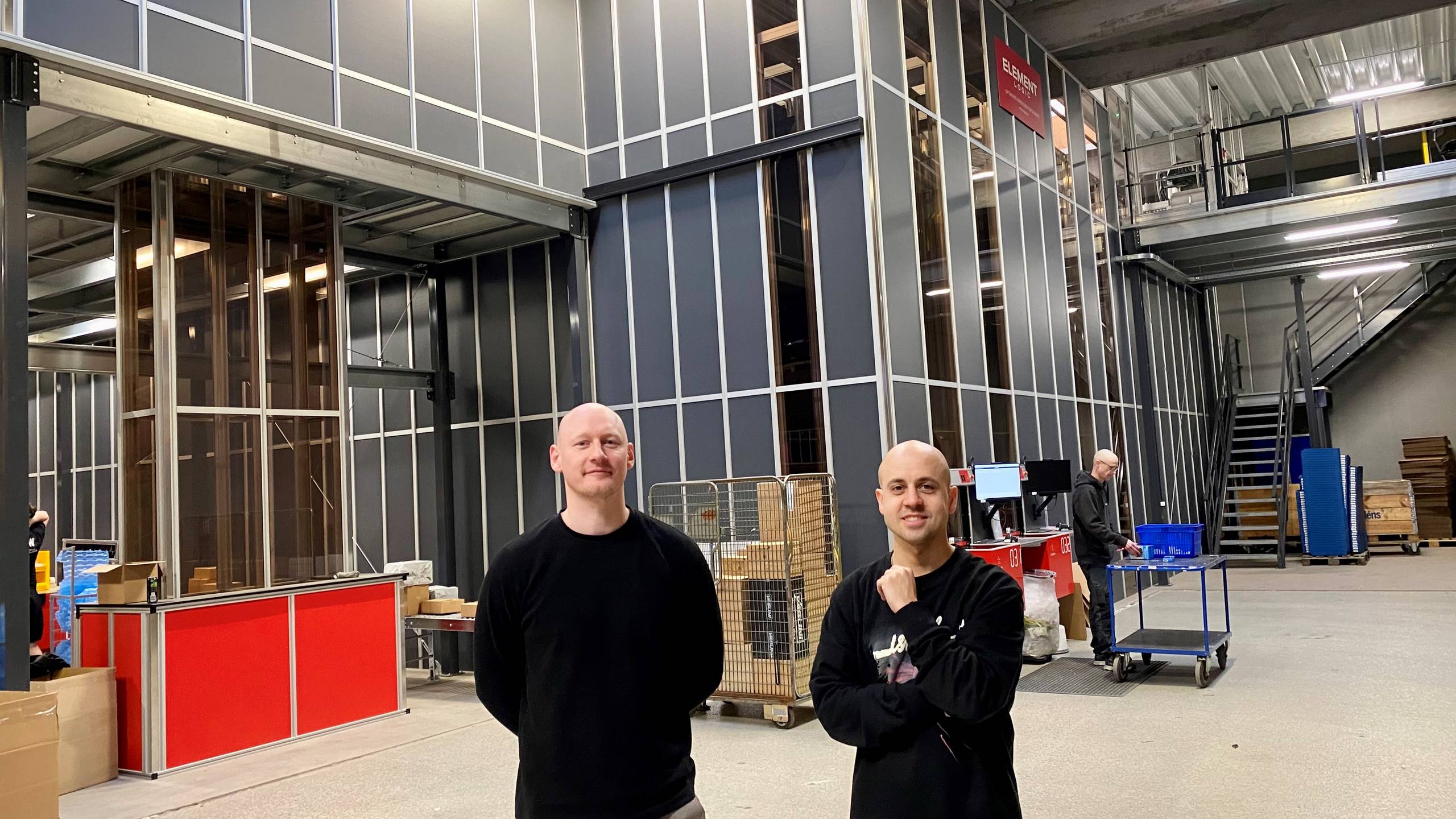 Fagre nye verden: 12 robotter styrer lager og finder varer frem til ...