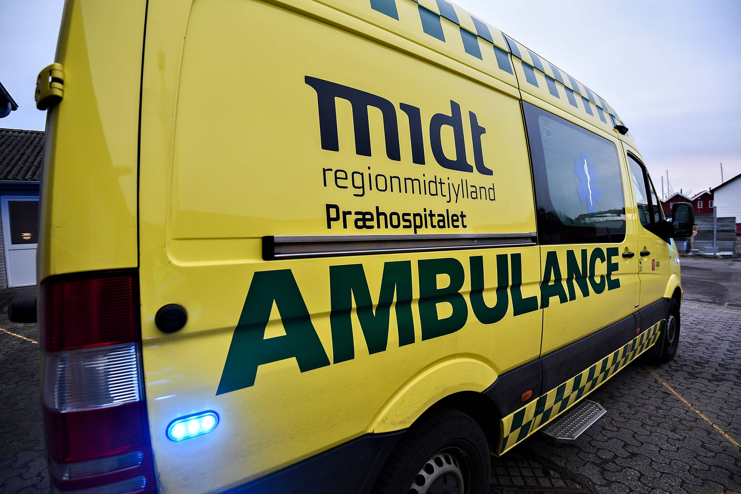 Kvinde kører ind i parkeret bil og lander på taget - Din Avis