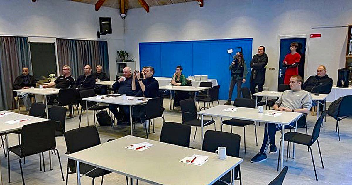 »Du tjener mere som fodbolddommer end ved at sidde ved kassen i Netto ...