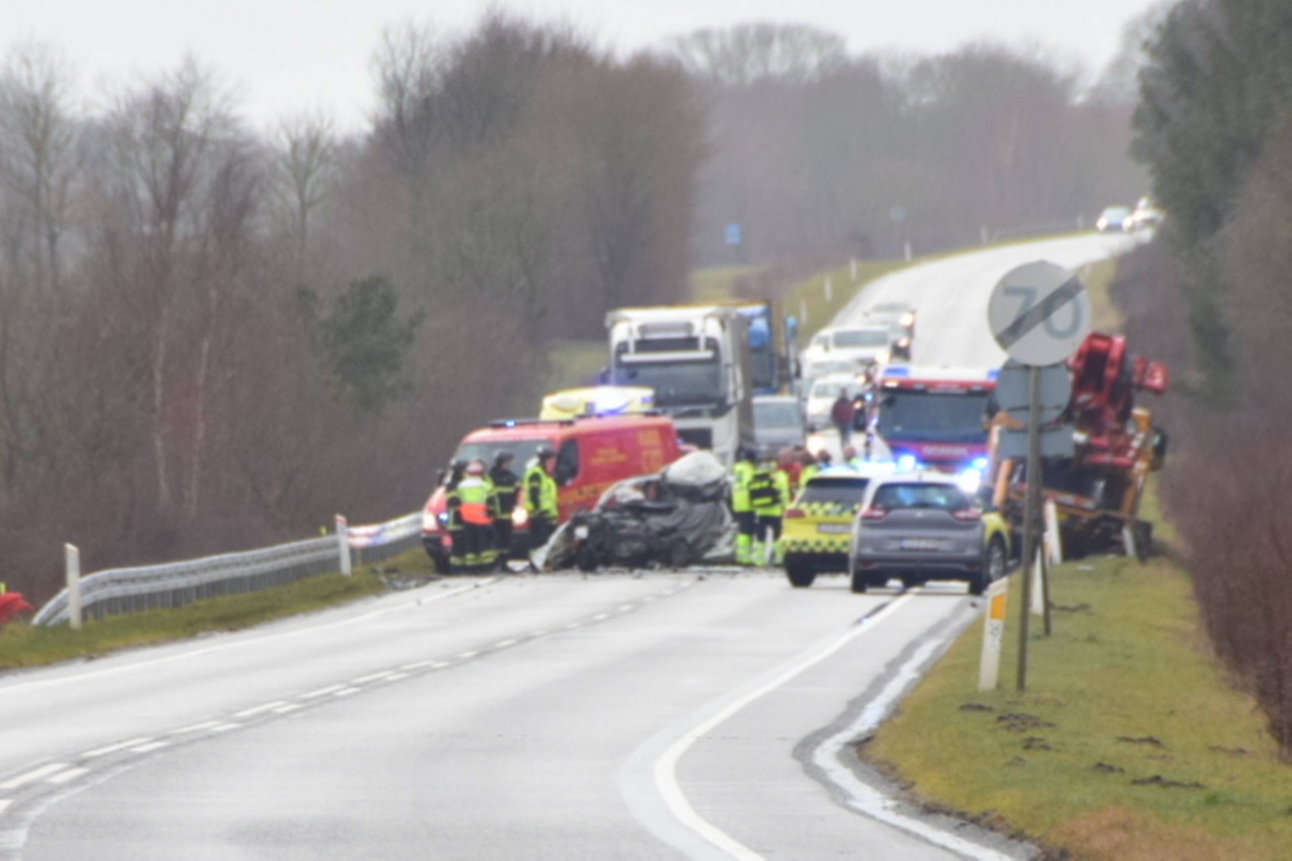 Person kan være kommet alvorligt til skade: Lastbil og personbil i ...