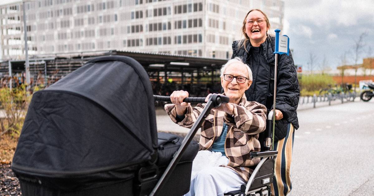 Isabella og morfar ligger nummer ét: Podcast med 98-årig stor-hitter ...