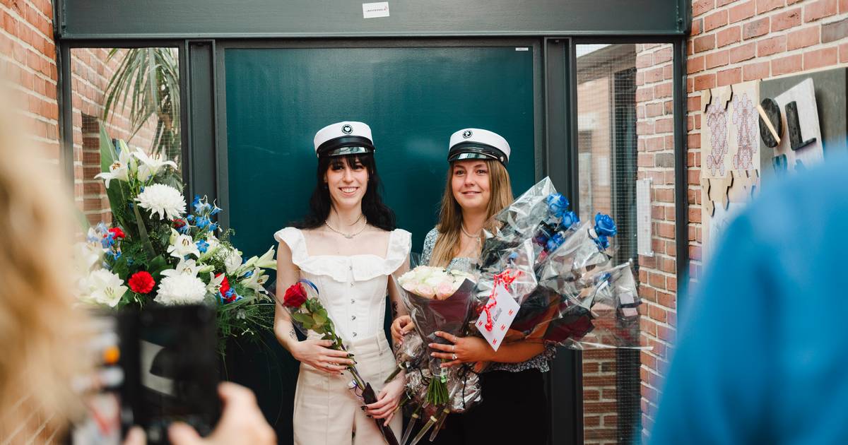 De første studenter med hue på - Din Avis