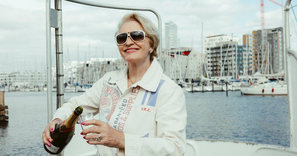 Karin Salling skruer op for humoren og ned for de høje hæle - Din Avis