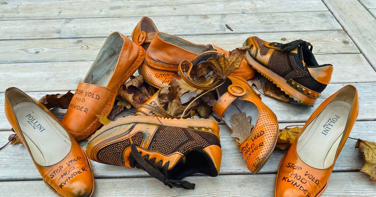Går til angreb på vold mod kvinder: Farver torv orange med damesko ...