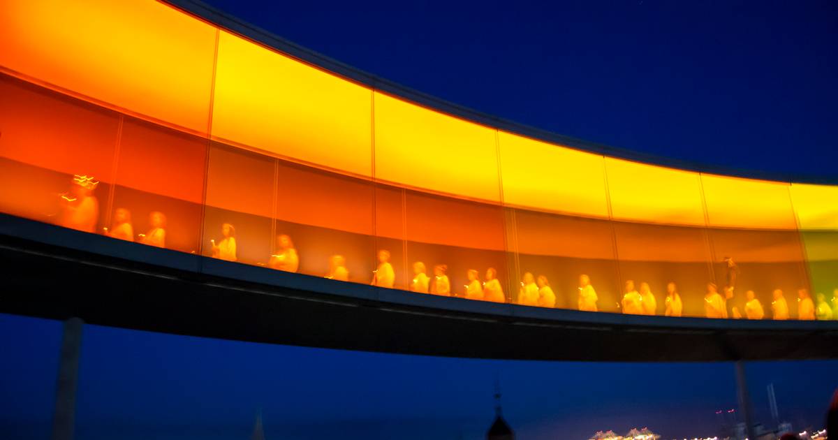 Luciaoptog i alle regnbuens farver på Aros - Din Avis