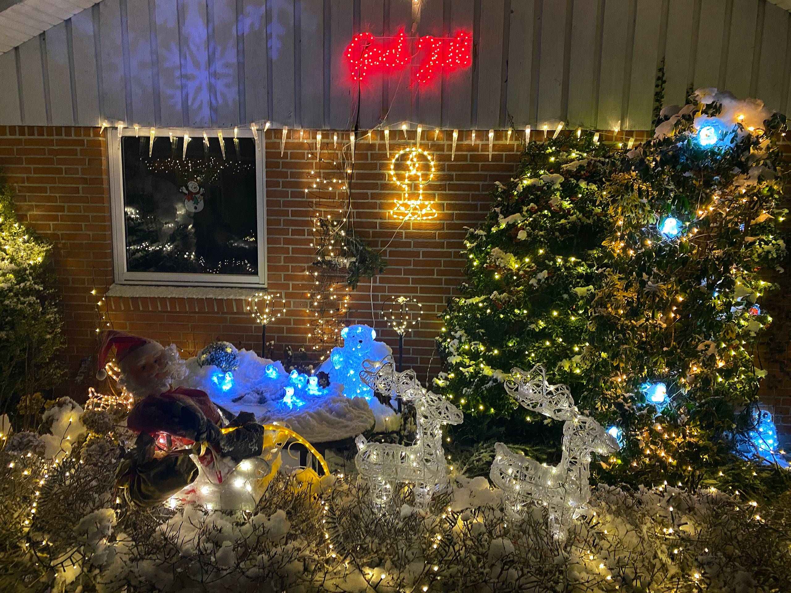 Video og billeder: Tusindvis af julelys blev tændt i Fredensgade - Din Avis