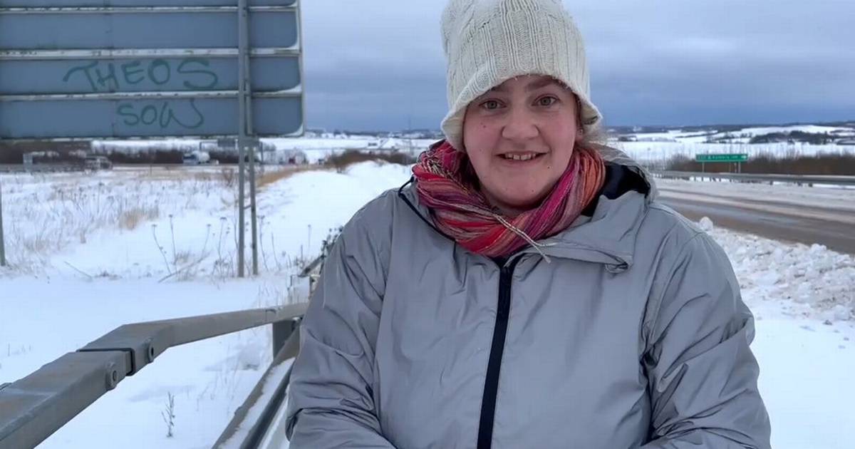 Signe på vej til motorvejen med rugbrød til strandet mand med ...