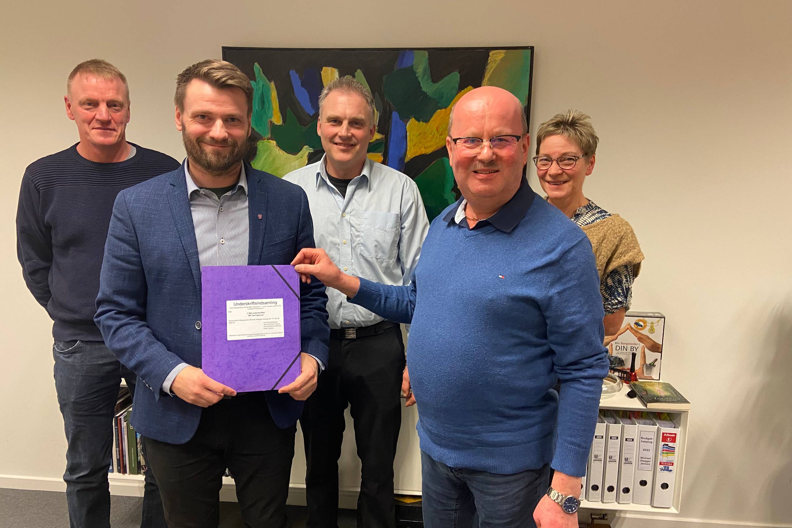 Modstandere afleverede 1.302 underskrifter til borgmesteren - Din Avis