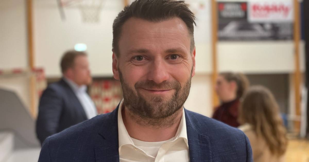 Borgmester synger sange på kaffebar: Det gør vejen til borgerne kortere ...