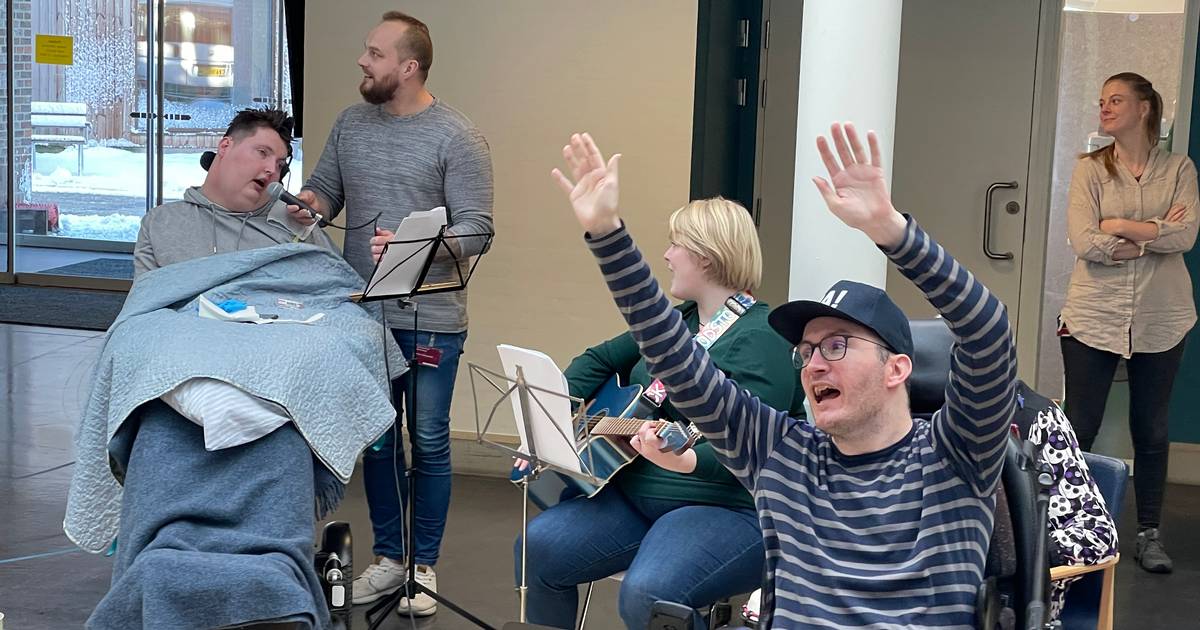 Forsangeren sidder i kørestol, og Hugo på beatbox er lam fra halsen og ...