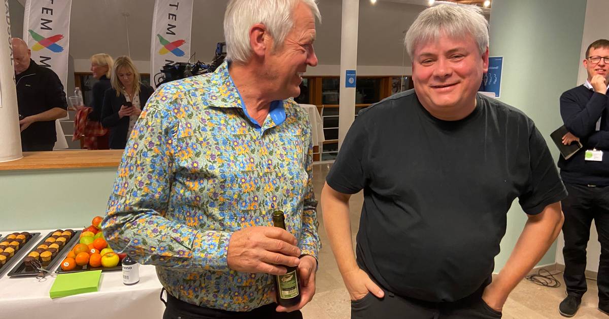 Enhedslisten rejste sig under kongesang: Politisk handling eller ...