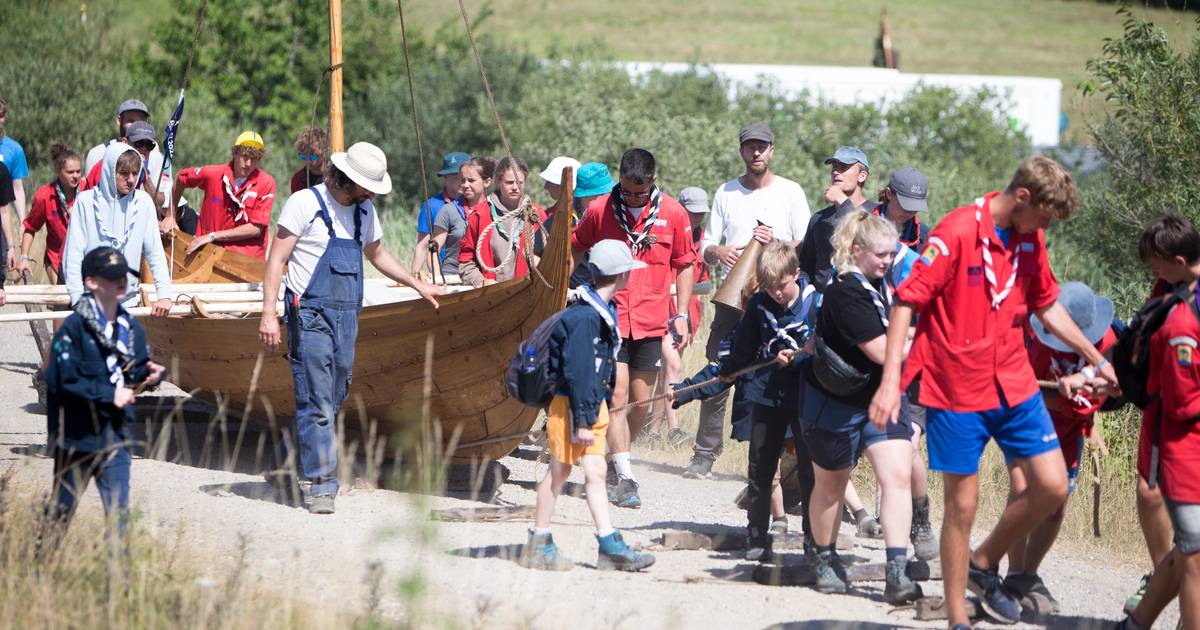 Vej spærres: Skal skubbe 400 kilo tungt vikingeskib ned til stranden ...