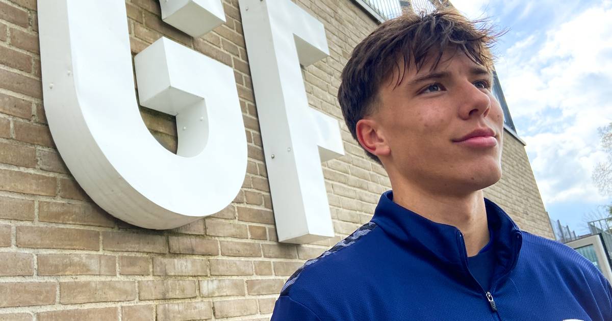 Pludselig stod tidligere bolddreng og forsvarede den hvide trøje mod ...