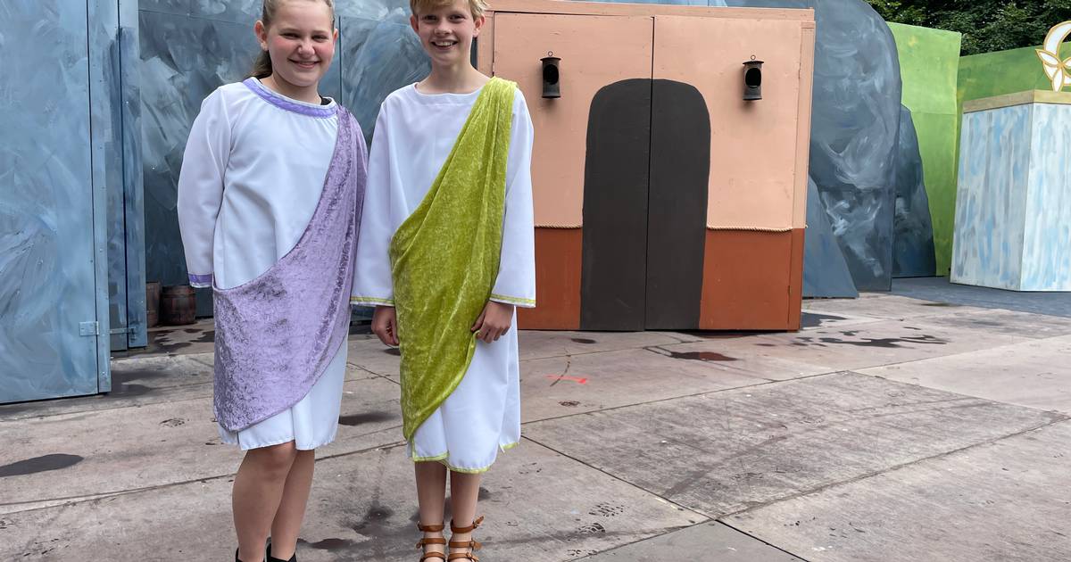 Det er hårdt at være skuespiller: Emma og Sine er begyndt at tage en ...