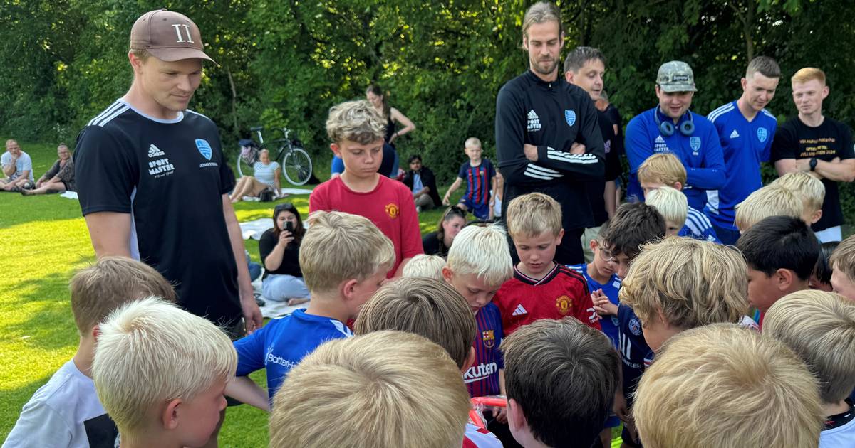 Død fodboldspiller æret ved smuk ceremoni: »Man står med et berørt ...