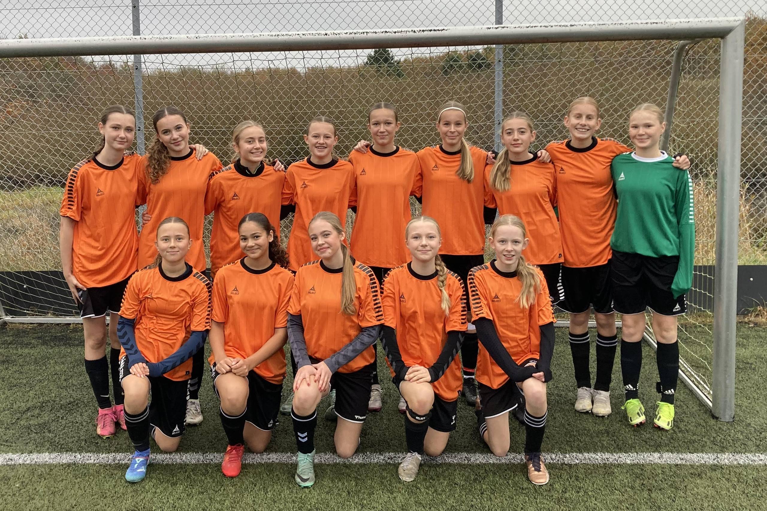 Fodbold-piger har kæmpet bravt og skrevet historie - Din Avis