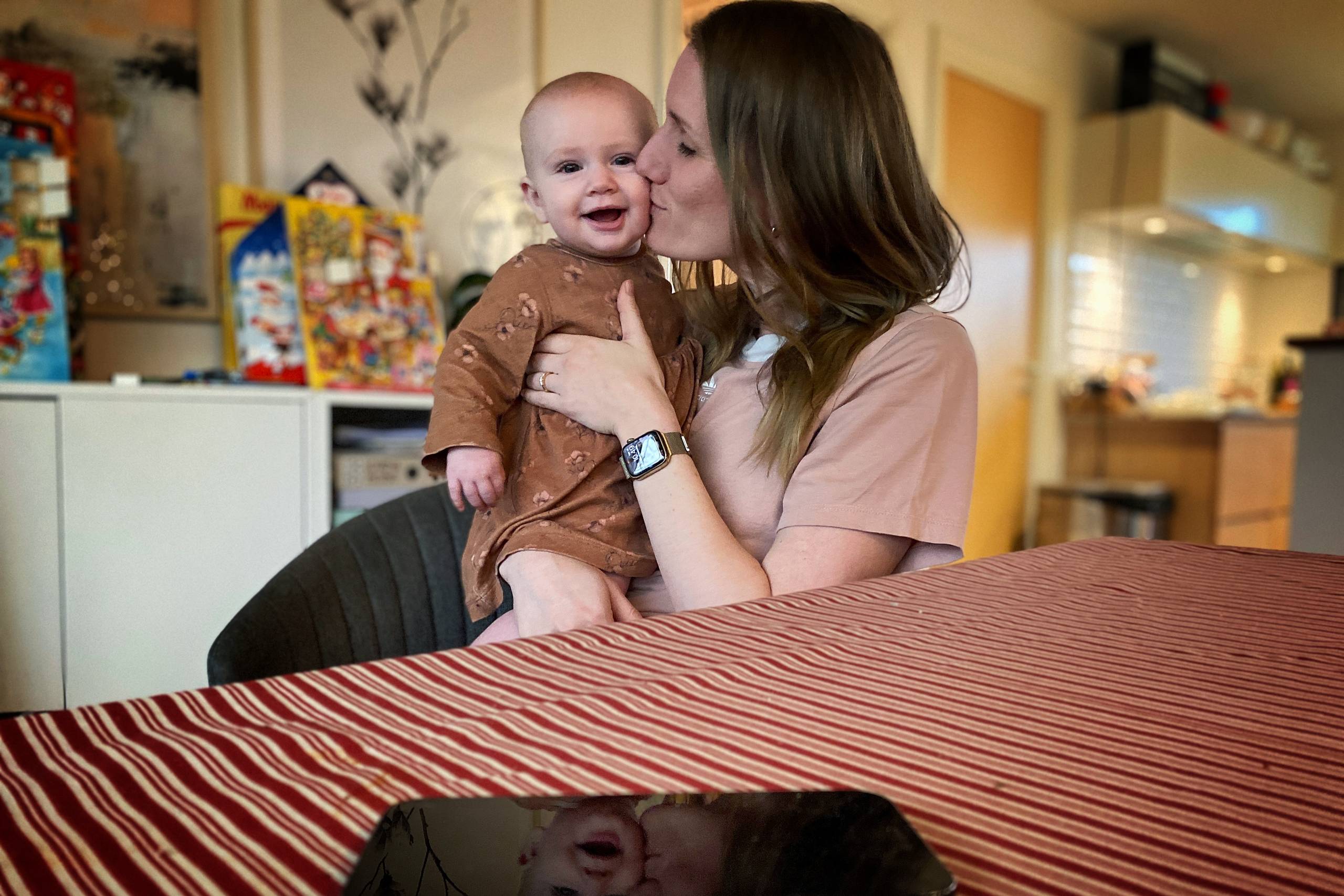 Børnene skal kede sig - men Lisa falder i: »Gør det endda når jeg er på ...