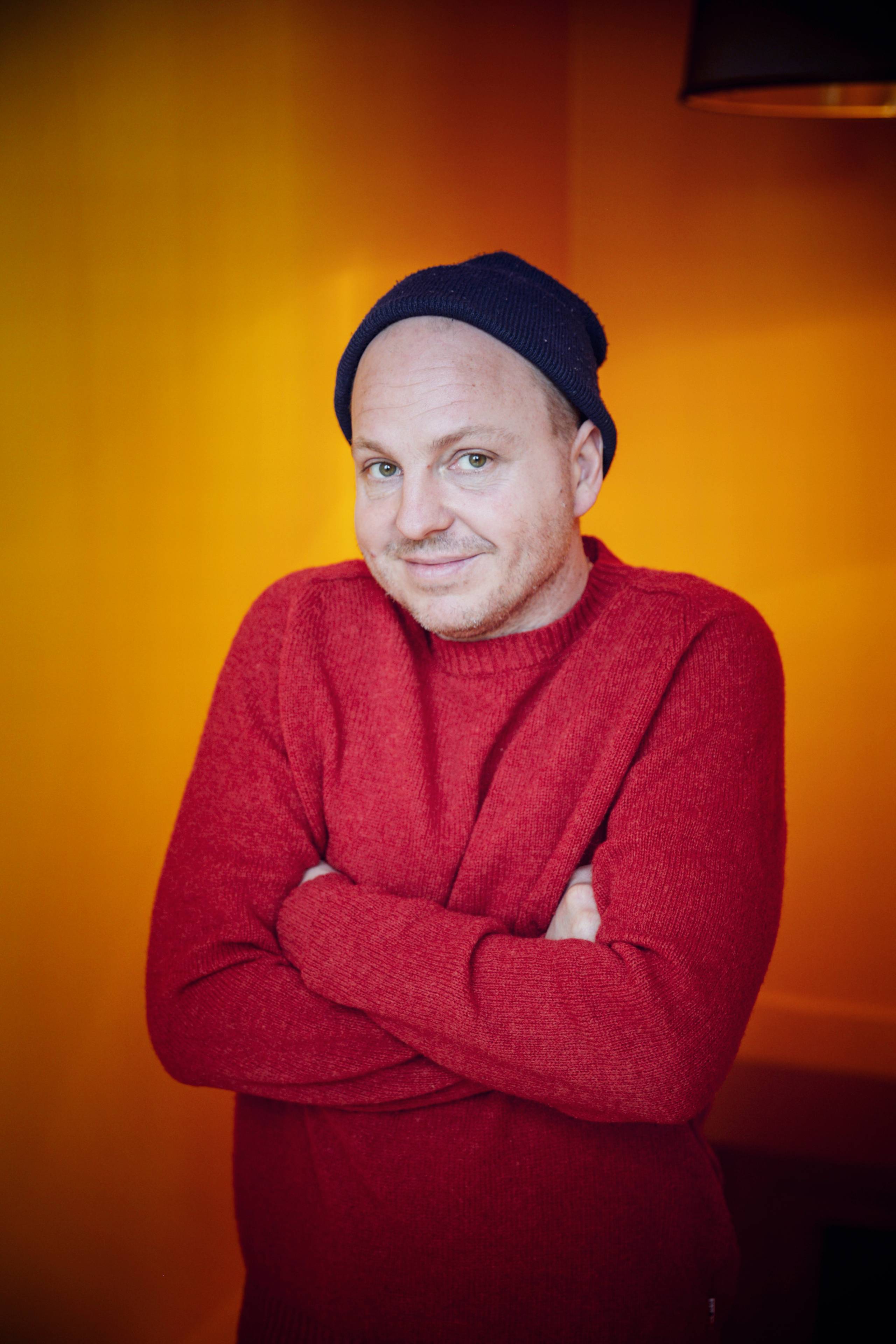 En af landets største rappere springer ud som komiker - og besøger ...