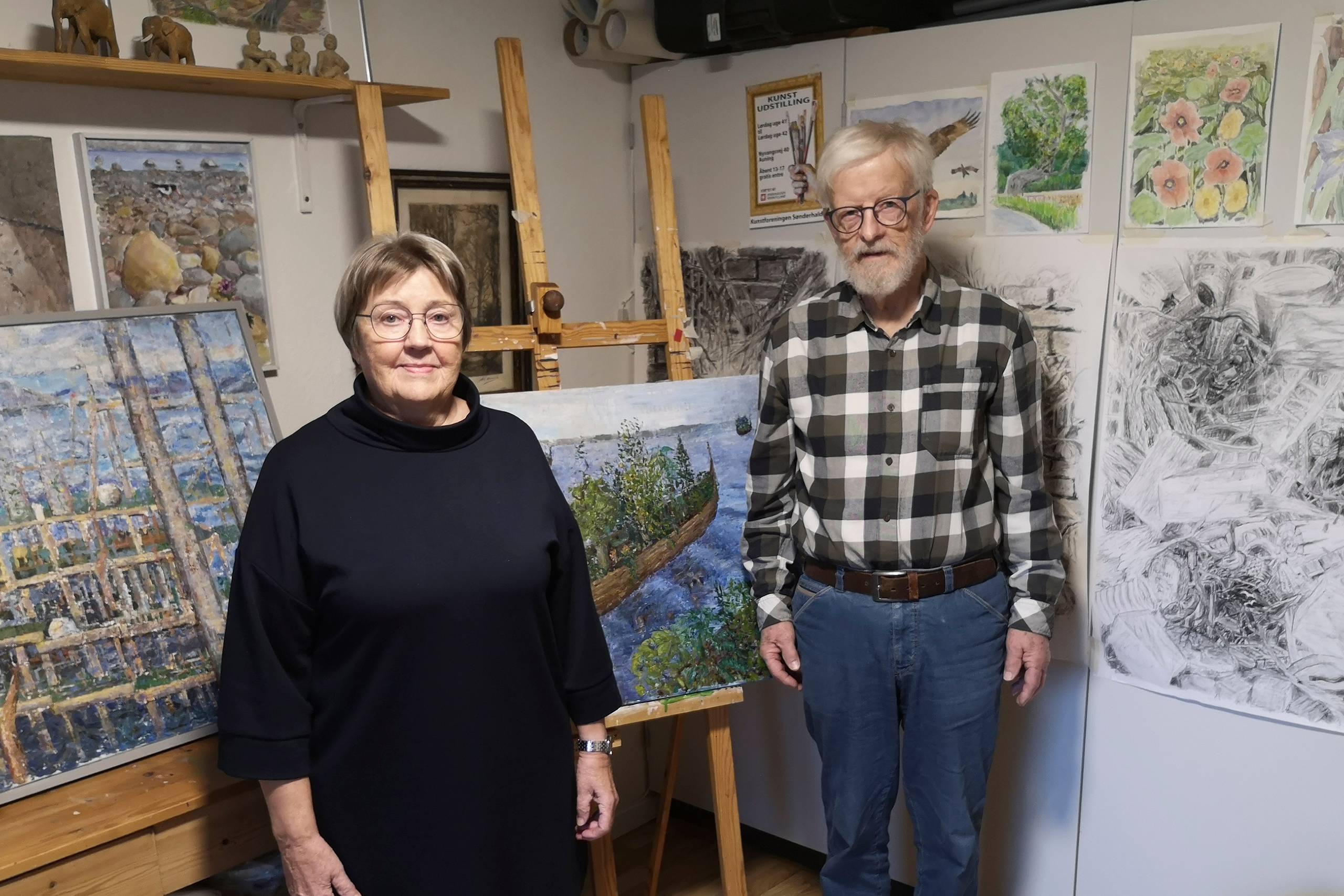 Lokal kunstner donerer mange års værker til gode formål - Din Avis