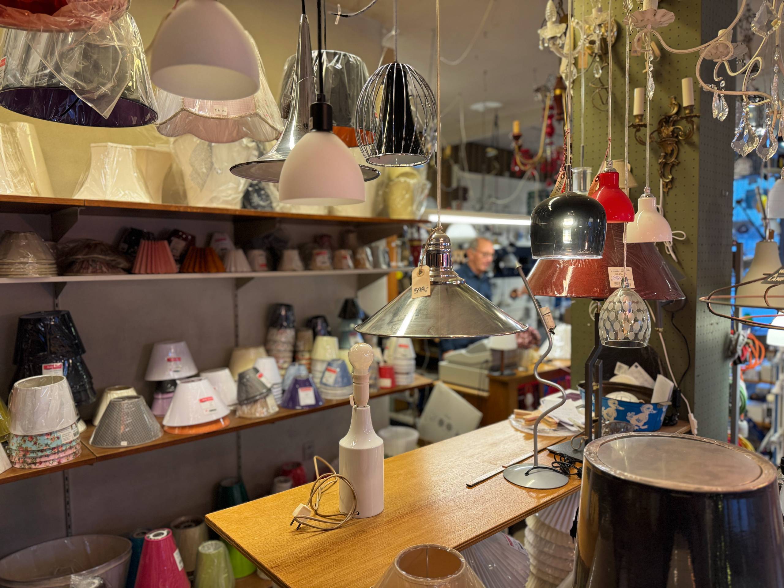 Kendt butik lukker efter 79 år: »Jeg har haft det skægt« - Jyllands-Posten