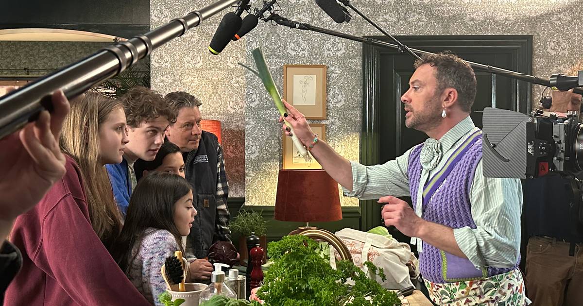 Video fra filmsettet: Se Miss Nelly slå sig løs med en porre, når VVS ...