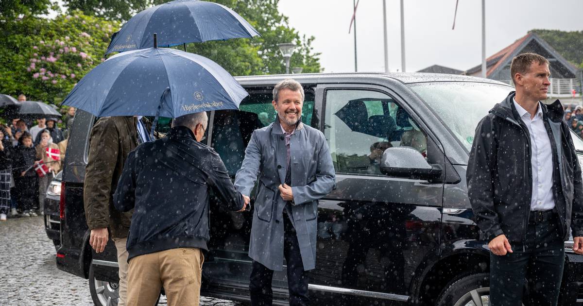 Kong Frederik svingede spaden for demokratiet: Plantede »Kongeegen« på ...