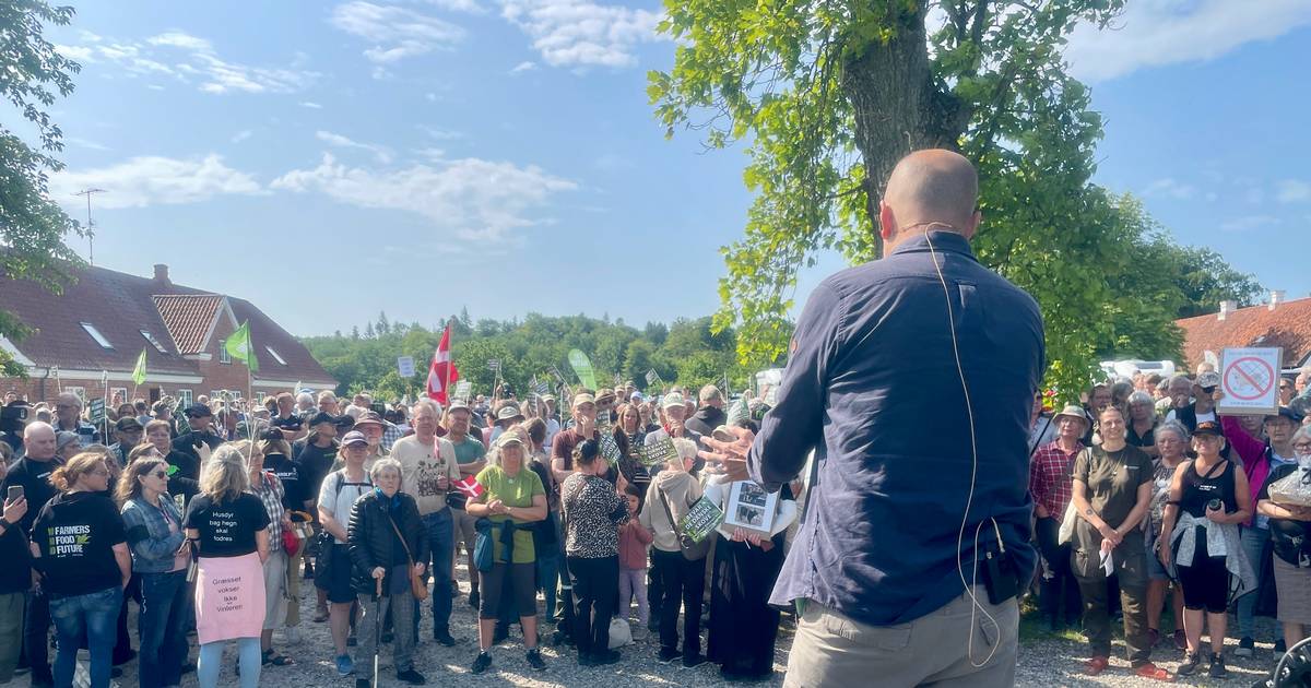 Demonstranter og politiopbud: Minister buhet ud - Din Avis