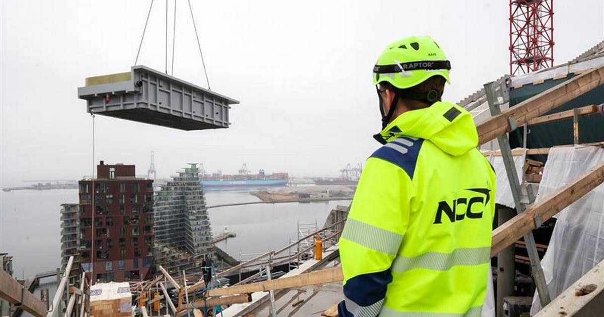 Stor pool løftet op til 15. sal i milliarddyrt prestigeprojekt ...