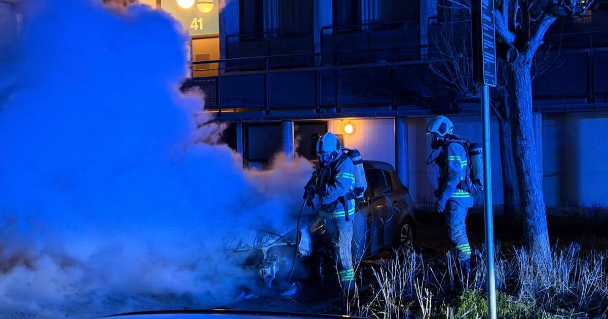 Bil op i flammer mellem boligblokke - Din Avis