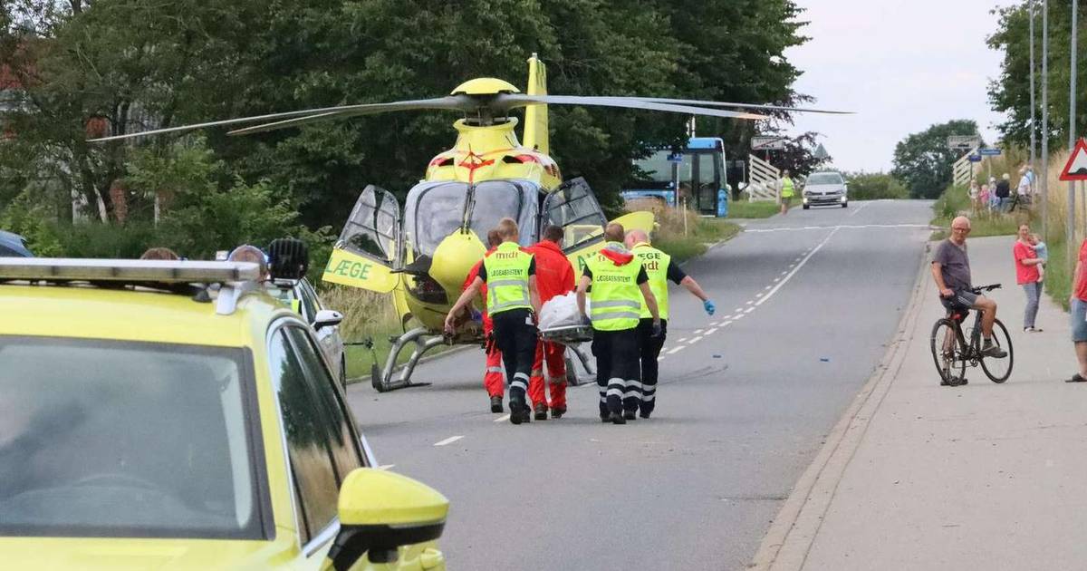 Overhaling i vanvittig fart: Bil fløj gennem luften og slog stort hul i ...