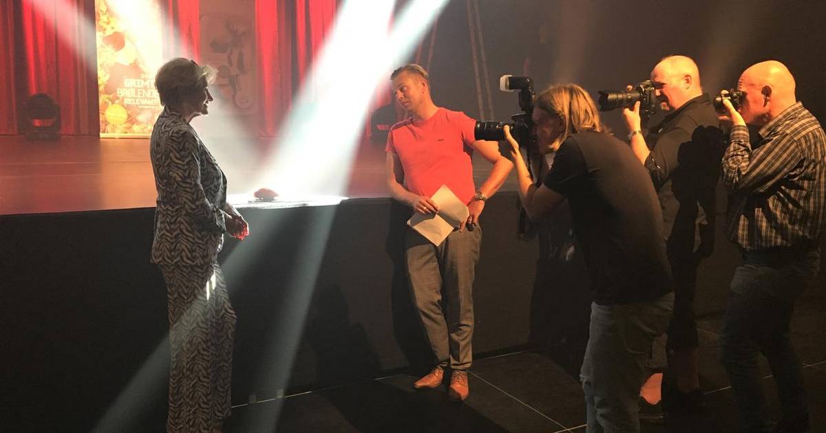 Karin Salling og højtflyvende hotdogs på Teatret Svalegangen - Din Avis