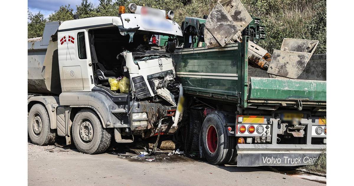 Lastbiler hamret sammen: Chauffør hastet væk i kritisk tilstand - Din Avis