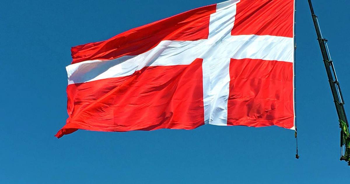 Dannebrog i byrådssalen - Din Avis