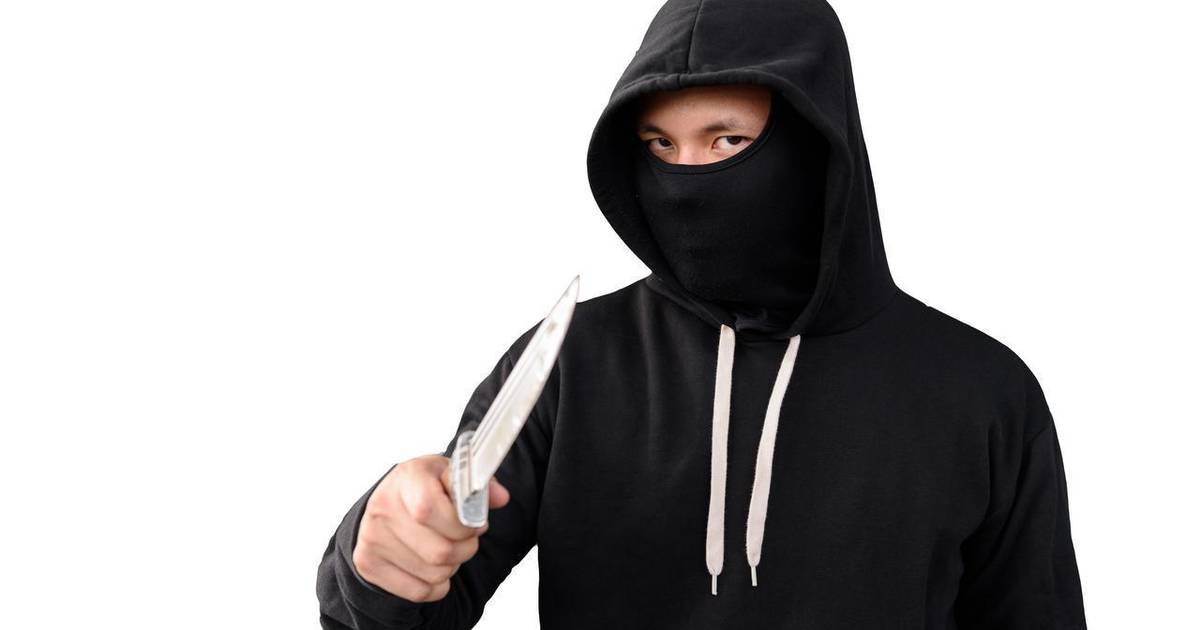 Røver truede ung mand med kniv og krævede oralsex