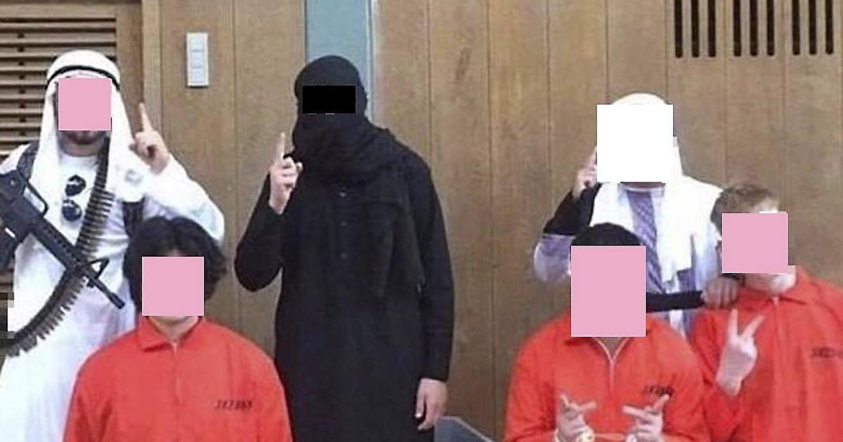 Skoleelever klædte sig ud som Islamisk Stat - Din Avis