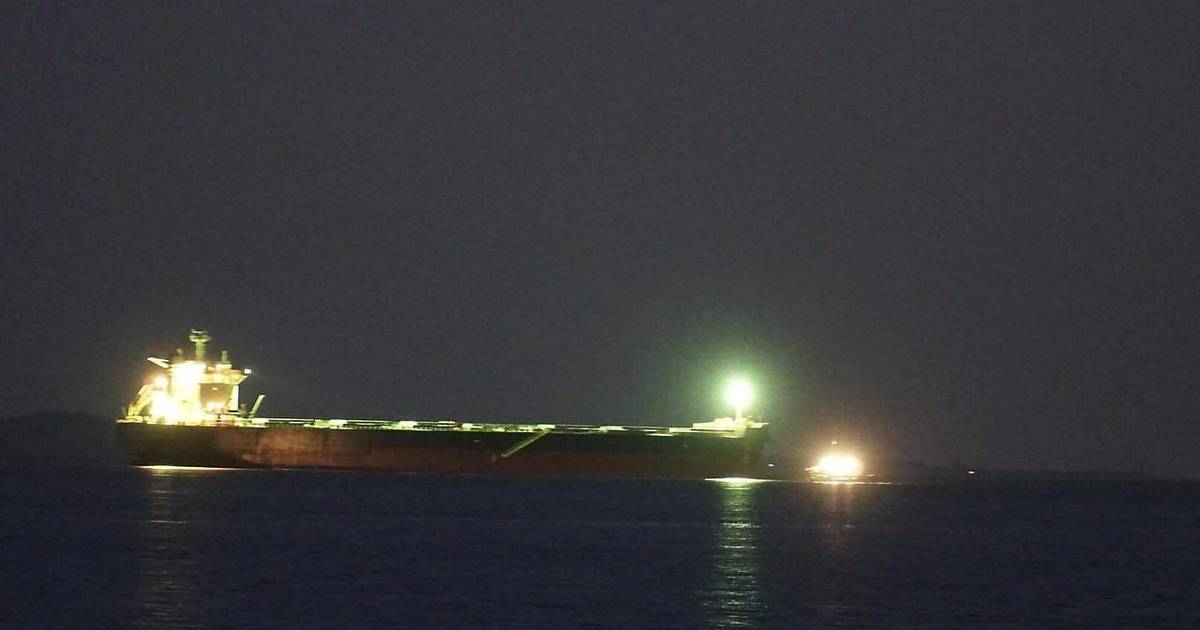 Stort skib i brand ud for Aarhus Havn - Din Avis