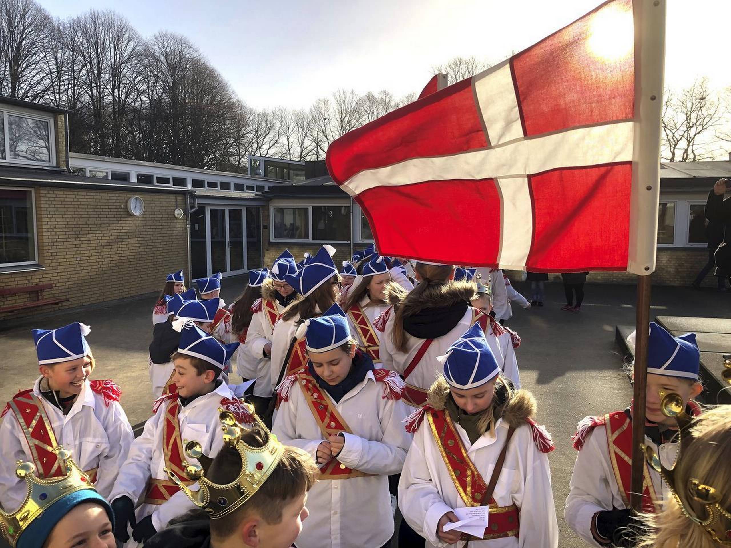 TV: Fastelavnssoldater marcherede fra Laurbjerg - Din Avis