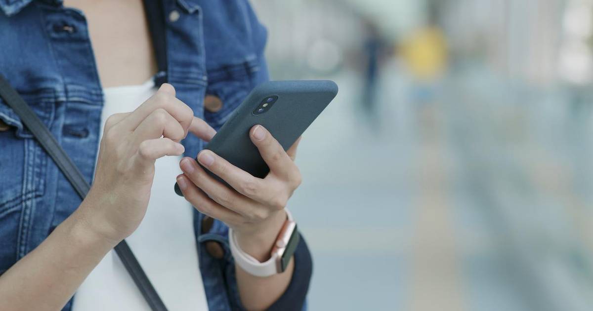 Fodgænger med hovedet begravet i mobiltelefon gik ud foran cyklist ...