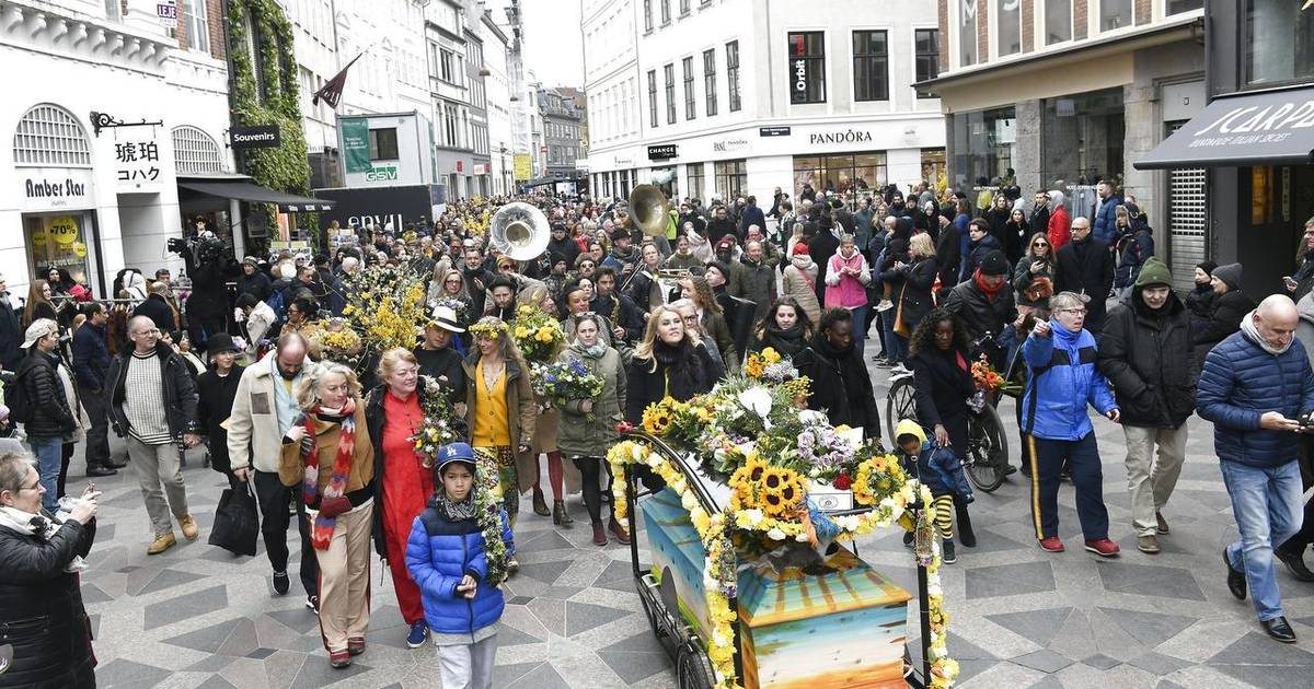 Master Fatmans rørende bisættelse: Kisten cyklet gennem gaderne til ...