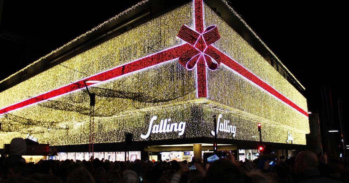 Video: Se julelysene på Sallings facade blive tændt - Din Avis