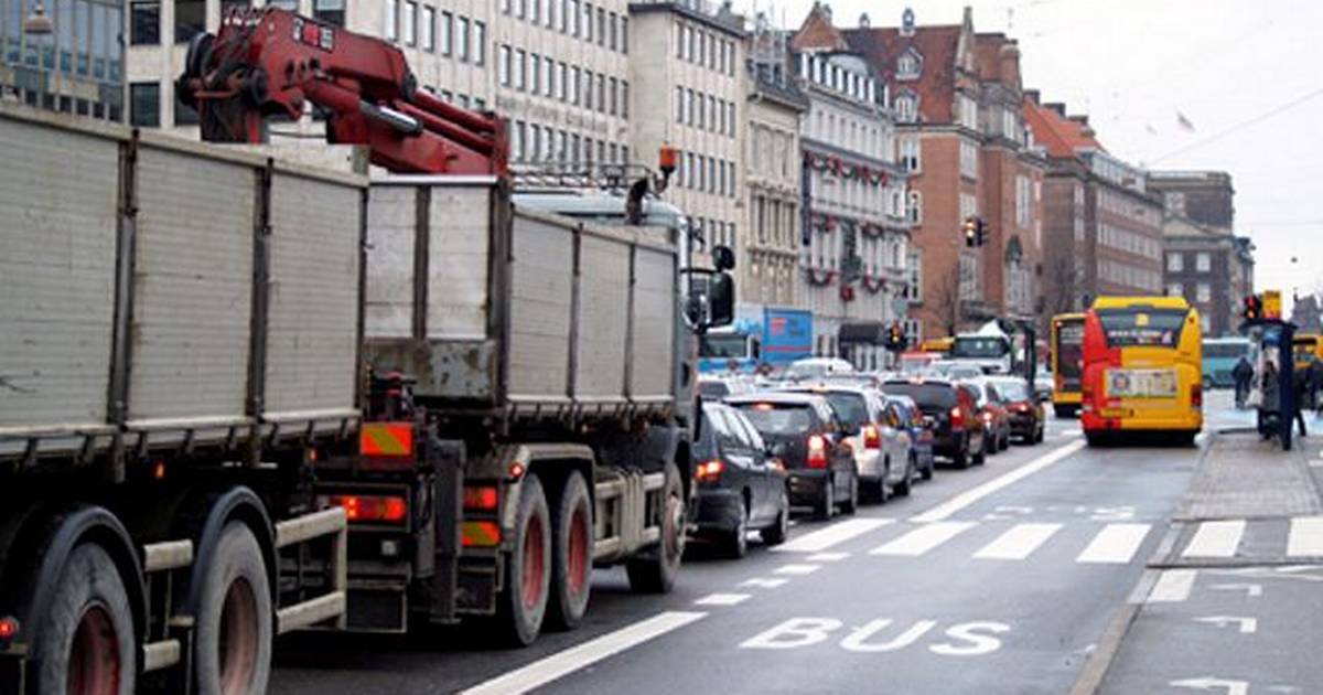 Flere tunge lastbiler gennem Lyngby - Din Avis