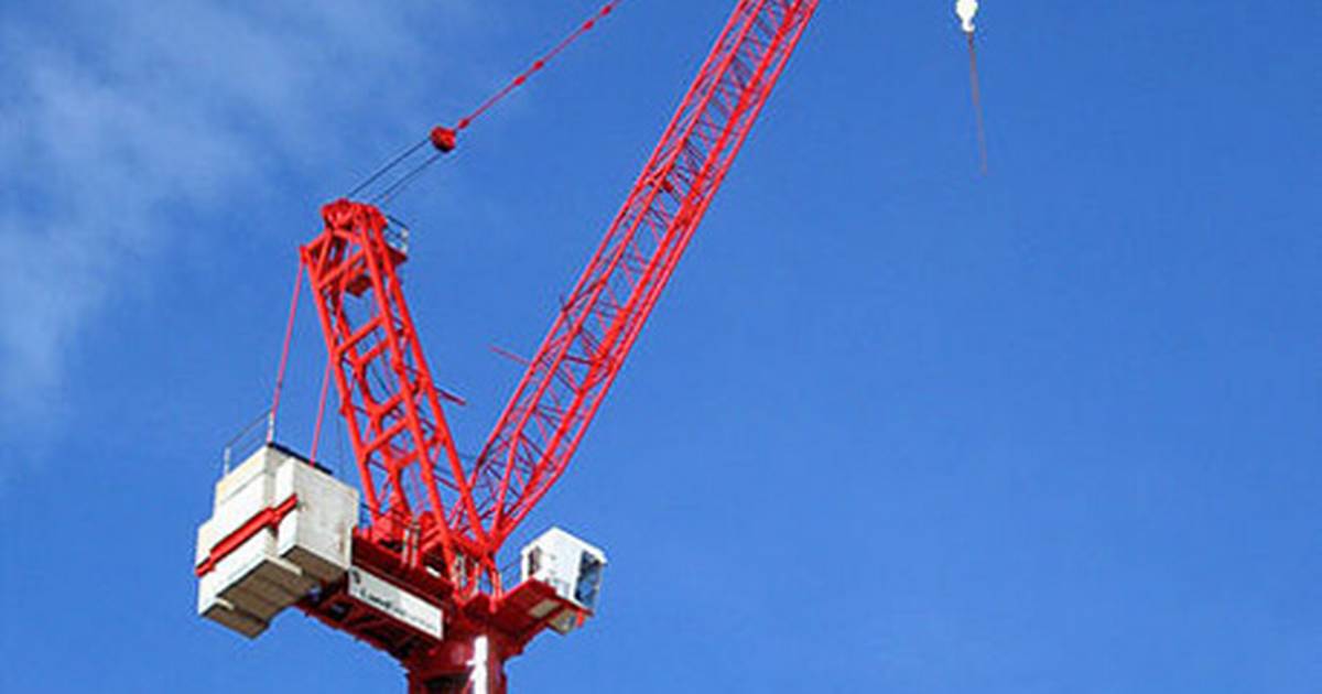 Fjernstyret byggekran væltede på havnen - Din Avis