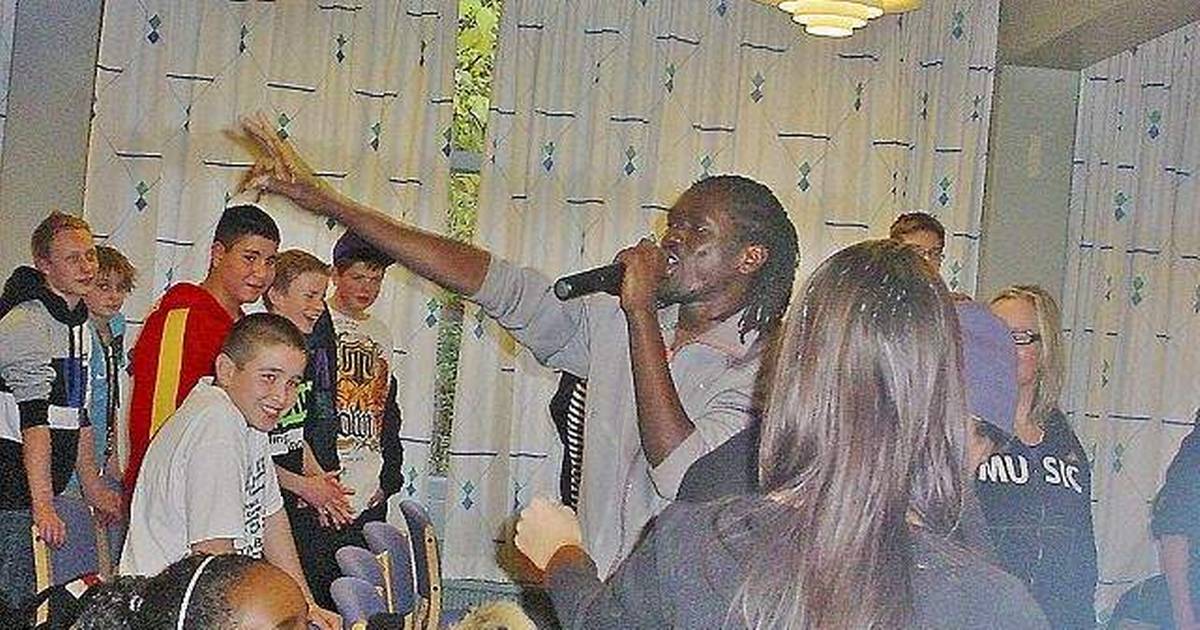 Verdensstjernen Emmanual Jal besøgte Holmegårdsskolen i Kokkedal - Din Avis