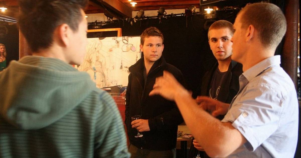 230 til fernisering hos "tømrer-kunstneren" - Din Avis