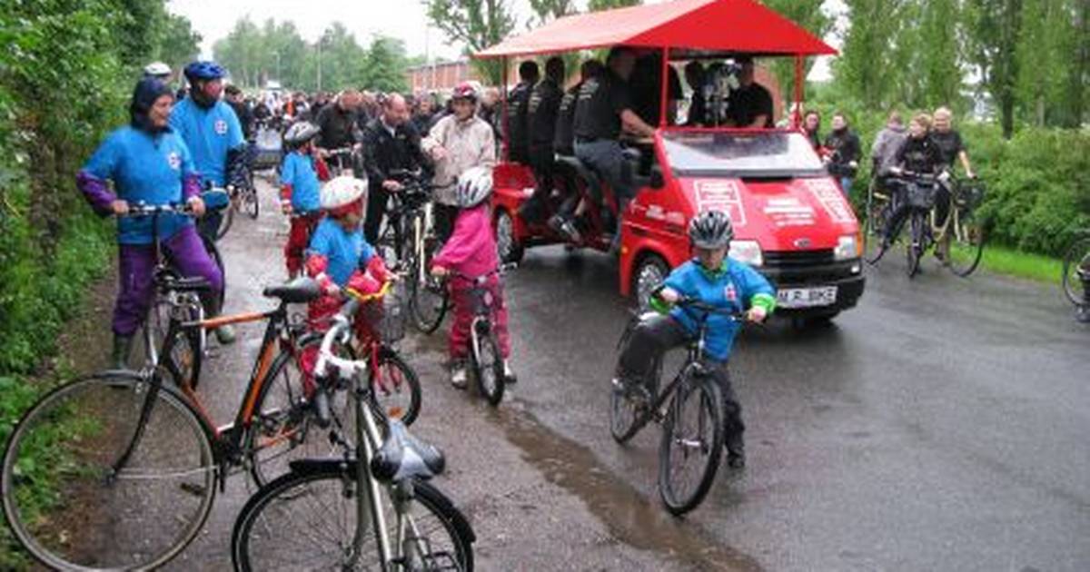 Regn fik ikke lov at lægge en dæmper på byfesten i Mørke - Din Avis